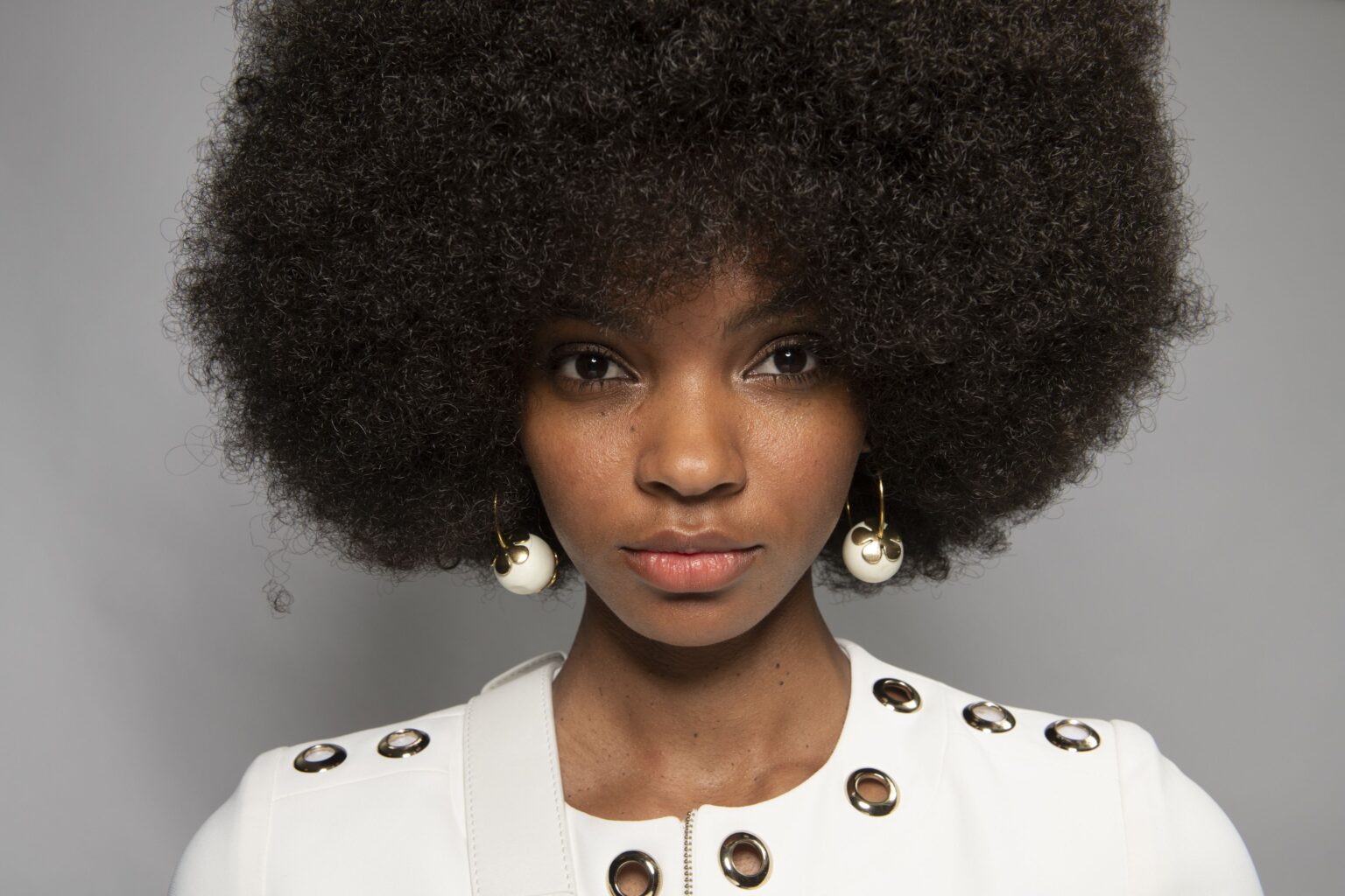 Capelli afro: tipi, cure e soluzioni per la caduta dei capelli