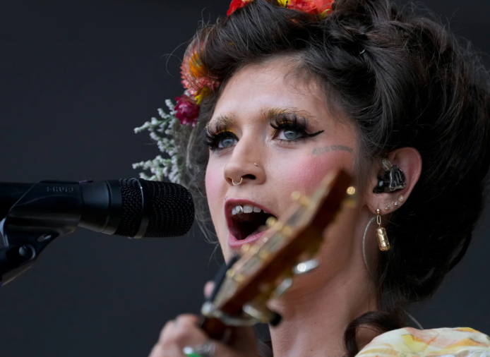 Sierra Ferrells glimlach is puur, uniek en karaktervol